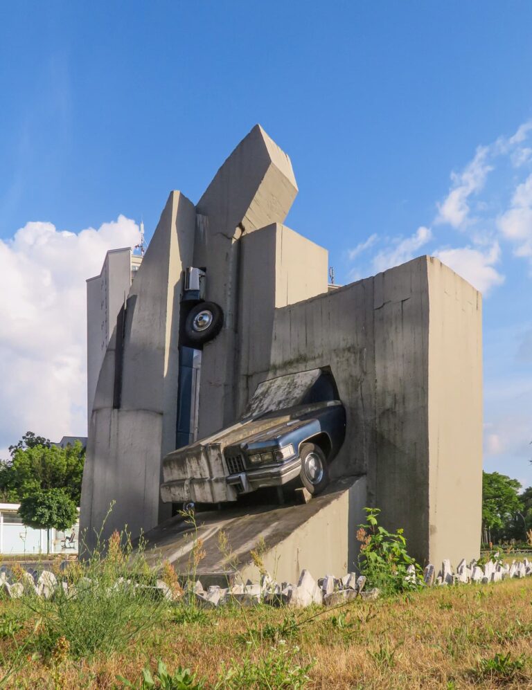Die Skulptur des Bildhauers Wolf Vostell Beton-Cadillacs am oberen ...